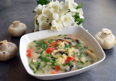 Zupa pieczarkowa z kaszą bulgur papryką i cukinią na wywarze drobiowym