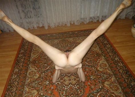 Elle retire entièrement ses vêtements et dans une position acrobatique