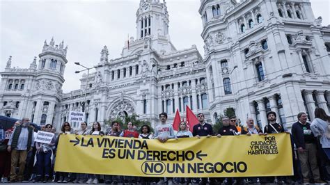 Decenas De Miles De Personas Salen A La Calle Para Exigir Rebaja En El
