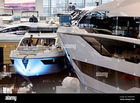 Luxus Yachten Segelschiffe und Schnellboote für teils viele Millionen