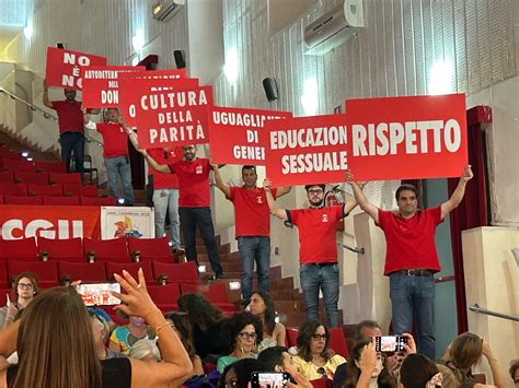 Il Flash Mob Degli Uomini Della Cgil Catania Contro La Violenza Sulle