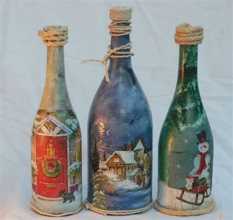 Tres diferentes estilos de botellas decoradas con motivos navideños