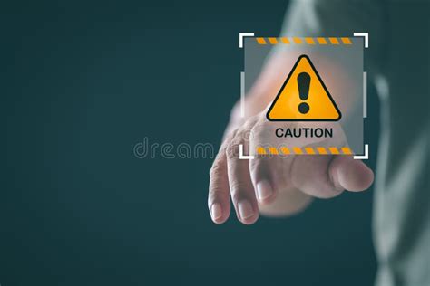 Joven Apuntando A La Marca De Exclamaci N Icono De Advertencia Concepto