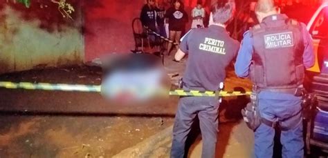 Dois jovens são assassinatos a tiros em frente de casa em MS Mato