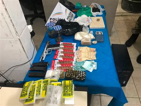 Dupla Presa Mais De Cem Muni Es Arma E Drogas