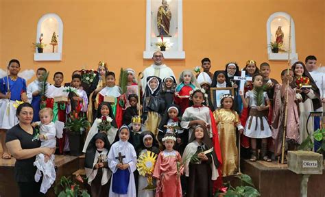 Crian As Se Vestem De Santos Para Celebrar A Solenidade De Todos Os