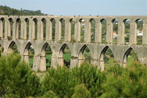 Situado perto de Tomar sobre o vale da Ribeira dos Pegões o Aqueduto