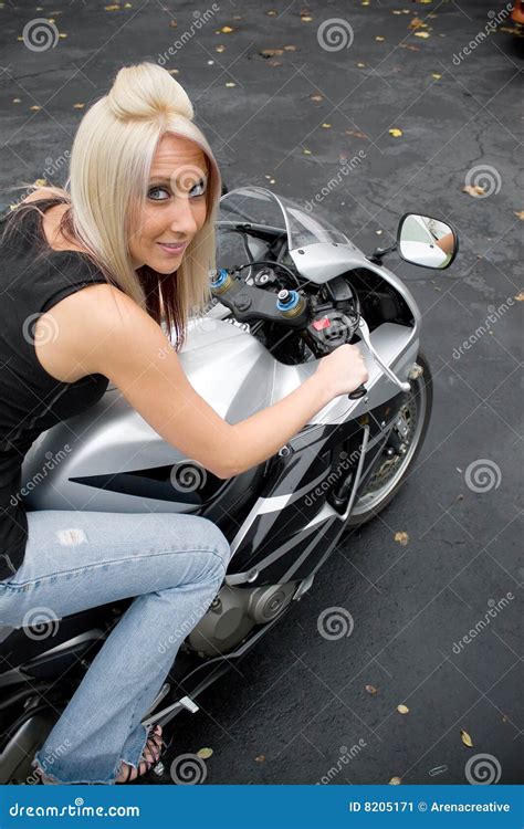 Fille Sur Une Moto Image Stock Image Du Femelle Fond 8205171