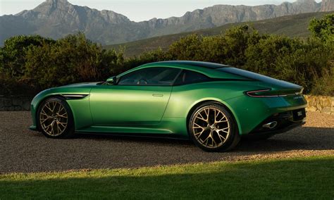 Aston Martin představil úchvatný sporťák DB12 označovaný jako první