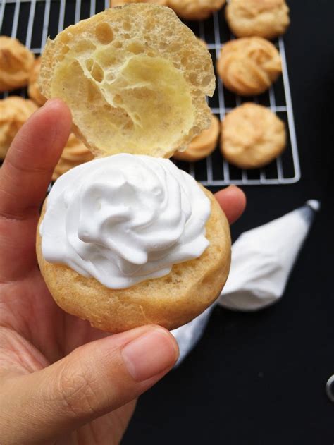 CREAM PUFFS WITH WHIPPED CREAM BÁNH SU KEM TƯƠI Bánh su kem Kem