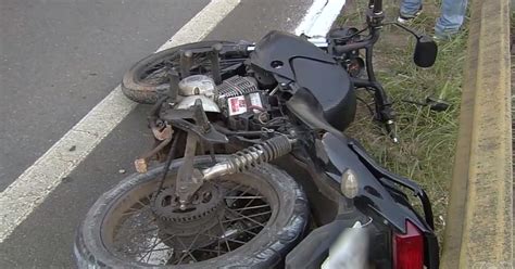 G1 Motociclista morre após ser fechado e cair em córrego de Goiânia