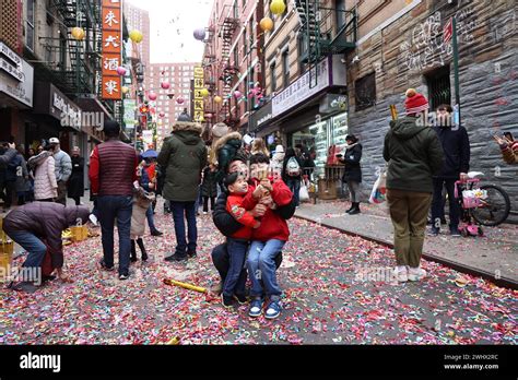Les gens tirent des canons à confettis en l air pour célébrer le nouvel