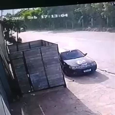 Suspeito em moto é atingido por viatura da PM rola por cima de carro