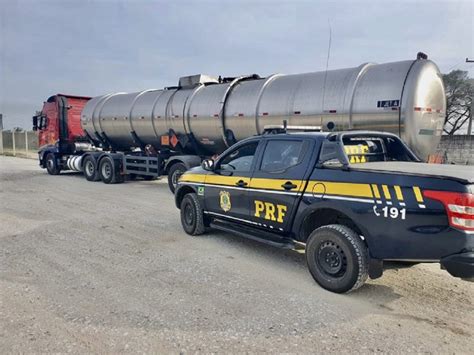 PRF Flagra Carreta Transportando Combustível Para Aviões de Forma Irregular