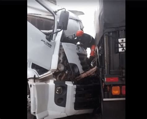 Motorista Fica Preso S Ferragens Ap S Grave Acidente Entre Carretas