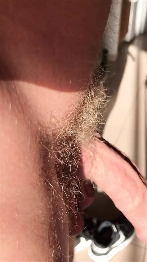 未割包皮的大鸡巴在公共场合开门阳台前高潮 Xhamster