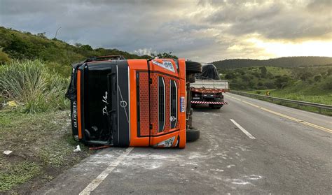Carreta carrregada de farinha tomba Serra do Mutum colisão à noite