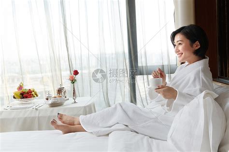 年轻女人在酒店房间里喝咖啡高清图片下载 正版图片507652901 摄图网