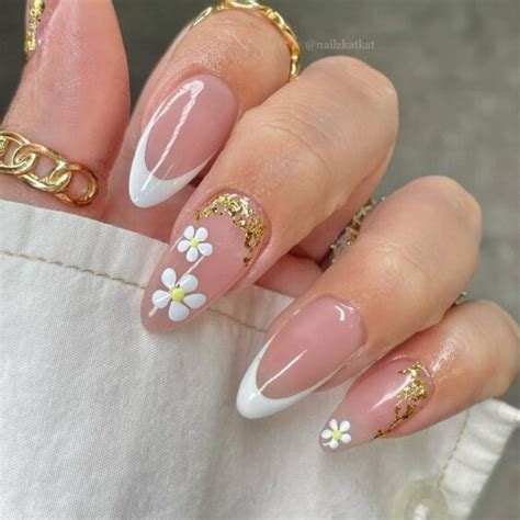 Uñas almendradas 13 ideas de diseños en tendencia con amarillo Mujer