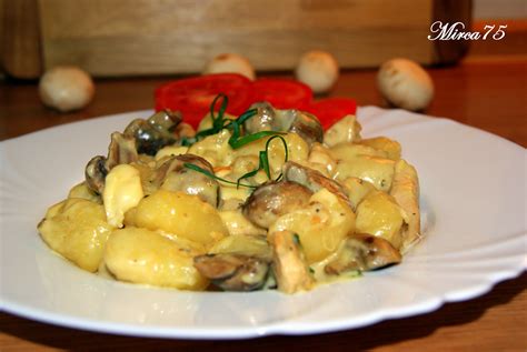 Zapečené gnocchi se žampiony kuřecím masem a uzeno sýrovou omáčkou