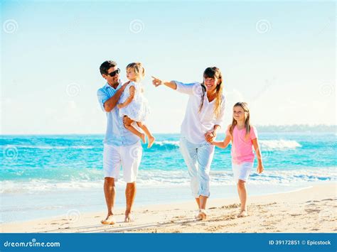 Famille Heureuse Sur La Plage Image Stock Image Du Maman Femelle