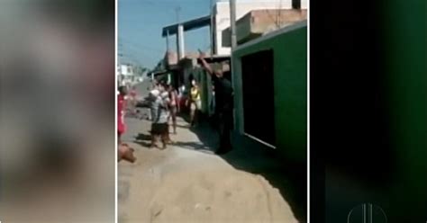 G V Deo Mostra Policial Atirando Para O Alto Ao Ser Cercado Por
