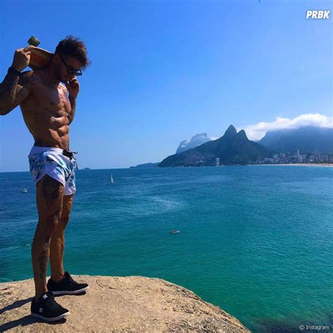 Lucas Lucco arrasa no corpão e na vista linda da praia do Rio de