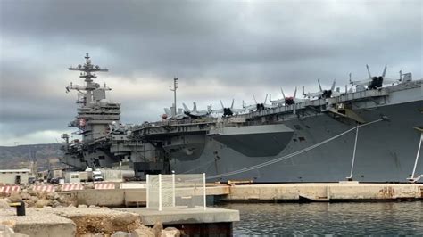 Un Porte Avions Am Ricain Et Ses Membres D Quipage En Escale