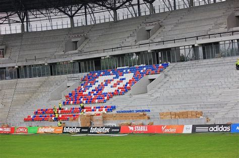 Budowa stadionu Górnika Zabrze Krzesełka tworzą napis TORCIDA