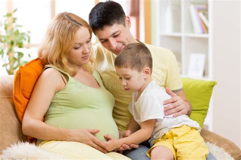 L Uomo Comunica Con Il Contatto Futuro Del Figlio Incinto Immagine