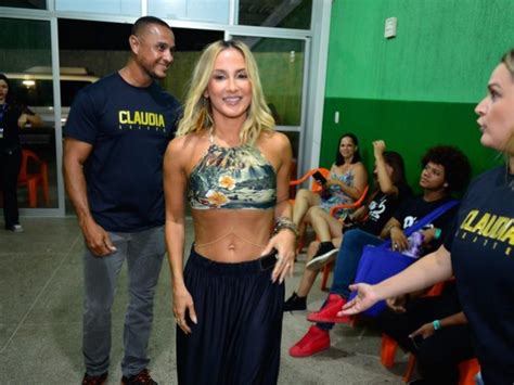 Claudia Leitte Deixa Barriga De Fora Em Show Do Harmonia Do Samba