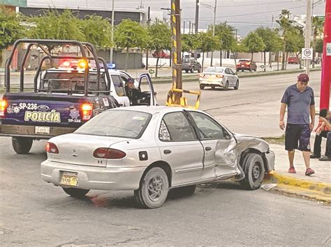 Joven ignora luz roja de semáforo y lo chocan