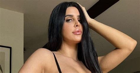 Lily Adrianne hace gala de su increíble figura con su ropa interior