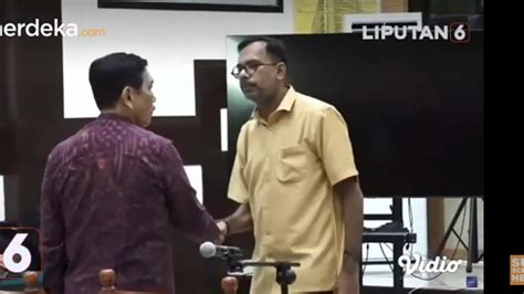 Foto Momen Haris Azhar Dan Fatia Bersalaman Dengan Luhut Usai