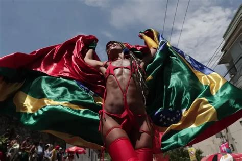 Las Comparsas Callejeras Ponen A Vibrar Nuevamente Al Carnaval De Brasil
