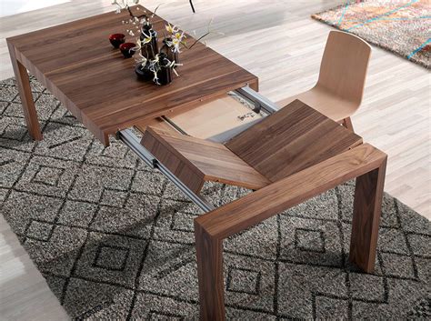 Mesa extensible de madera maciza chapada en nogal Angel Cerdá S L