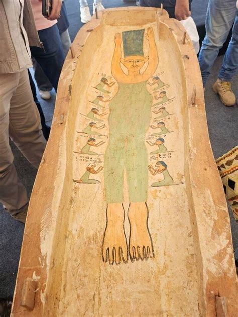 Descubren un sarcófago en Egipto de 3 500 años de antigüedad con un