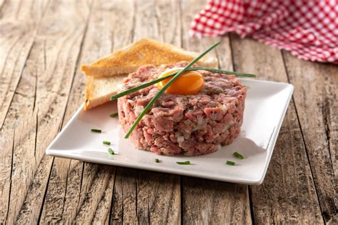 Esto es lo que debes saber sobre la carne tártara y una receta para