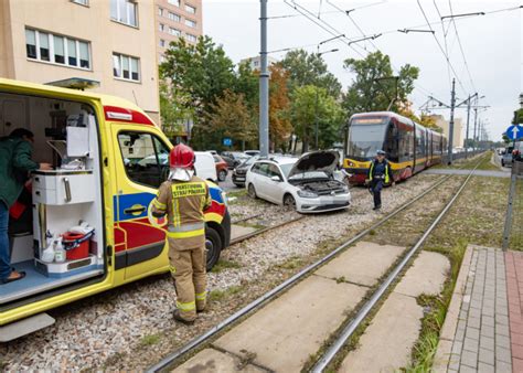 Wypadek na Kościuszki w Łodzi Zderzenie osobówki z tramwajem 2 osoby