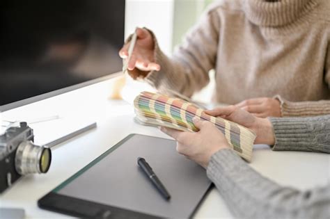 Duas designers gráficas femininas criativas trabalhando juntas no