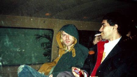 Avec quel guitariste Kurt Cobain était il dans la photo originale