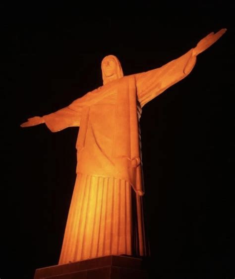 Cristo Redentor recebe iluminação especial pelos 16 Dias de Ativismo