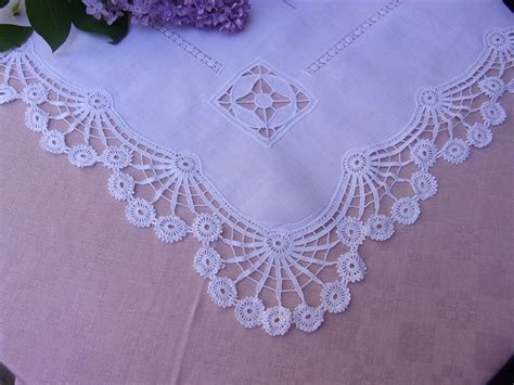 Jolie petite nappe ancienne brodée et large dentelle faite main