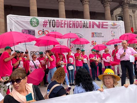 Cantan de todo en la concentración por el INE POSTA Nuevo León