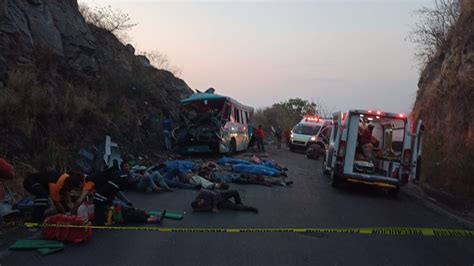 Al menos 14 muertos en un accidente de autobús en Jalisco México