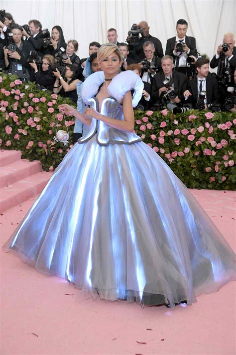 It S Not Your Eyes Zendaya S Met Gala Dress Really Does Change Color