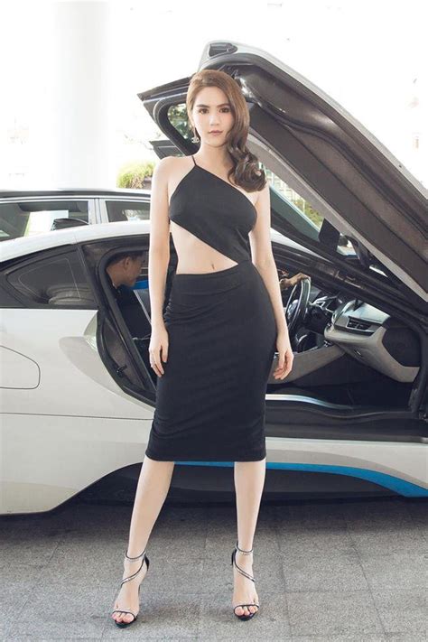 Nữ hoàng nội y Ngọc Trinh ngồi BMW i8 khoe lưng trần 2sao