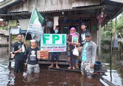 Terjang Banjir Relawan FPI Kalbar Bagikan Puluhan Paket Sembako Di