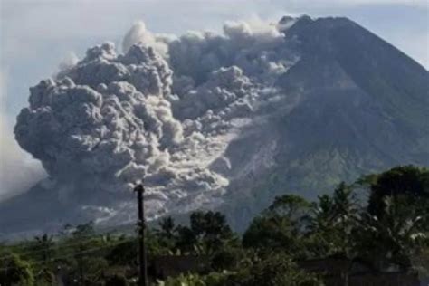 Gunung Merapi Kembali Luncurkan Awan Panas Guguran Meluncur 1600 Meter