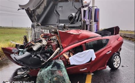 Joven conductor muere prensado al chocar con tráiler en Alvarado